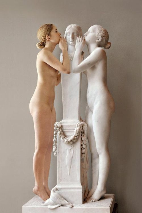 Photo The Naked Statue