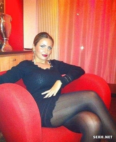 Дамы в возрасте открывают писечку своему молодому ухажеру Pic