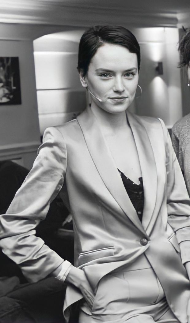 Daisy Ridley Monochrome Bob Cut Rider8344