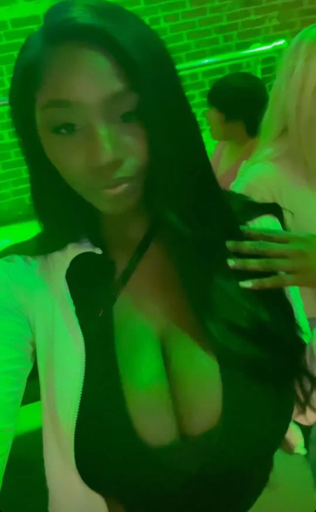 Ellie Mae Selfie At The Club Male43can